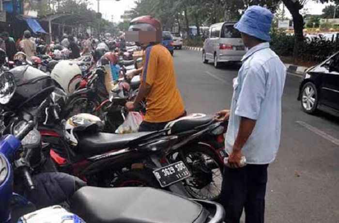 5 Kelakuan Tukang Parkir Liar Ini Bikin Gemas, Salah Satunya Suka ... 5 Kelakuan Tukang Parkir Liar Ini Bikin Gemas, Salah Satunya Suka ...