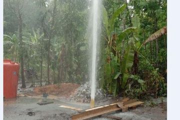 Warga Heboh! Terjadi Semburan Air Setinggi 15 Meter saat Gali Sumur Bor di Pamekasan - Rublik Depok