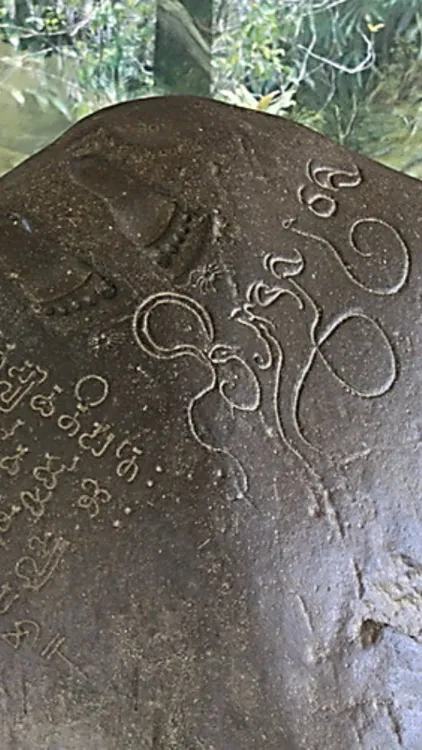 7 Isi Prasasti Kerajaan Tarumanegara, dari Ciaruteun Hingga Pasir Awi