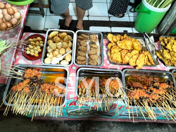 Dibungkus Pakai Daun Woka, Intip Sensasi Nikmat Makan Nasi Kuning ...
