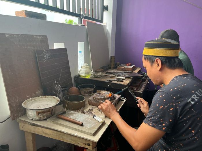 Pengrajin Perak dan Tembaga Asli Makassar, Buat Perhiasan Pengantin ...