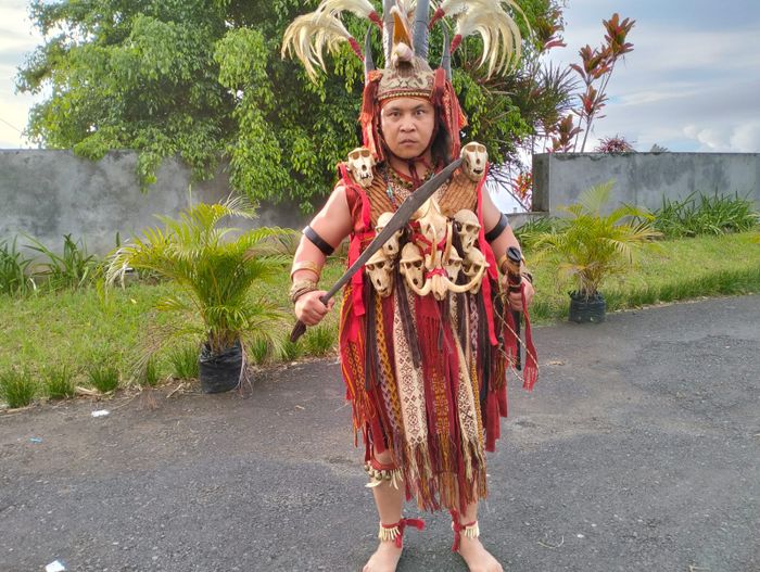 Pakai Kalung Tengkorak Asli, Ini Makna Busana Tarian Kabasaran Minahasa ...