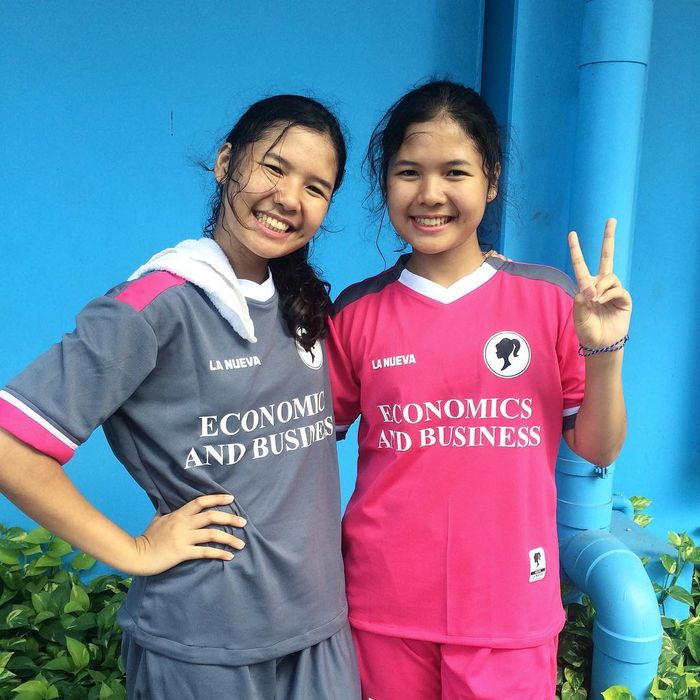 Jarang Tersorot, Begini Potret Cantik Adik Kembar Raditya Dika - Nakita