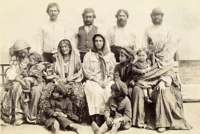 Sejarah Orang 'Gipsi' Romani: Terusir dari Negeri, Ditolak di Eropa ...