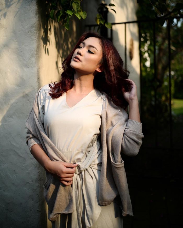 Penampilan Anggun Marion Jola Saat Kenakan Kebaya Bergaya Bali Dipuji Habis-habisan