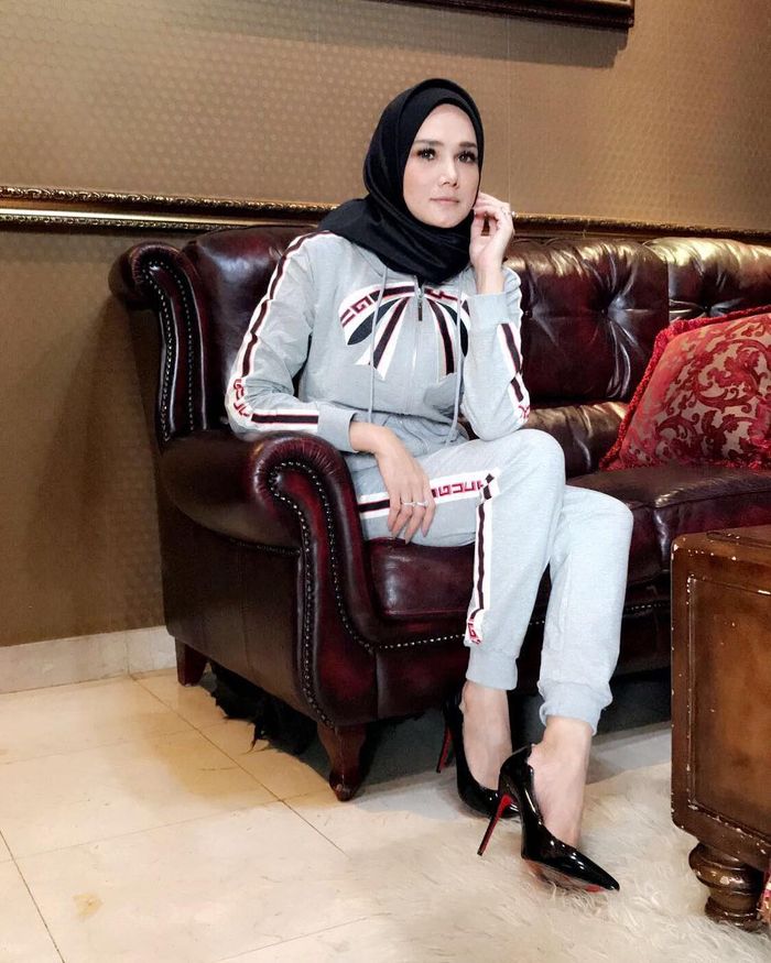 Nggak Pakai Ribet, Gaya Hijab Mulan Jameela yang Super Simpel Bikin ... Nggak Pakai Ribet, Gaya Hijab Mulan Jameela yang Super Simpel Bikin ...