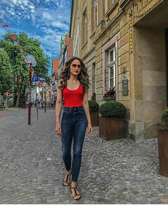 Mengintip Penampilan Simpel Cinta Laura dengan Tank Top Merah, Cantik ...