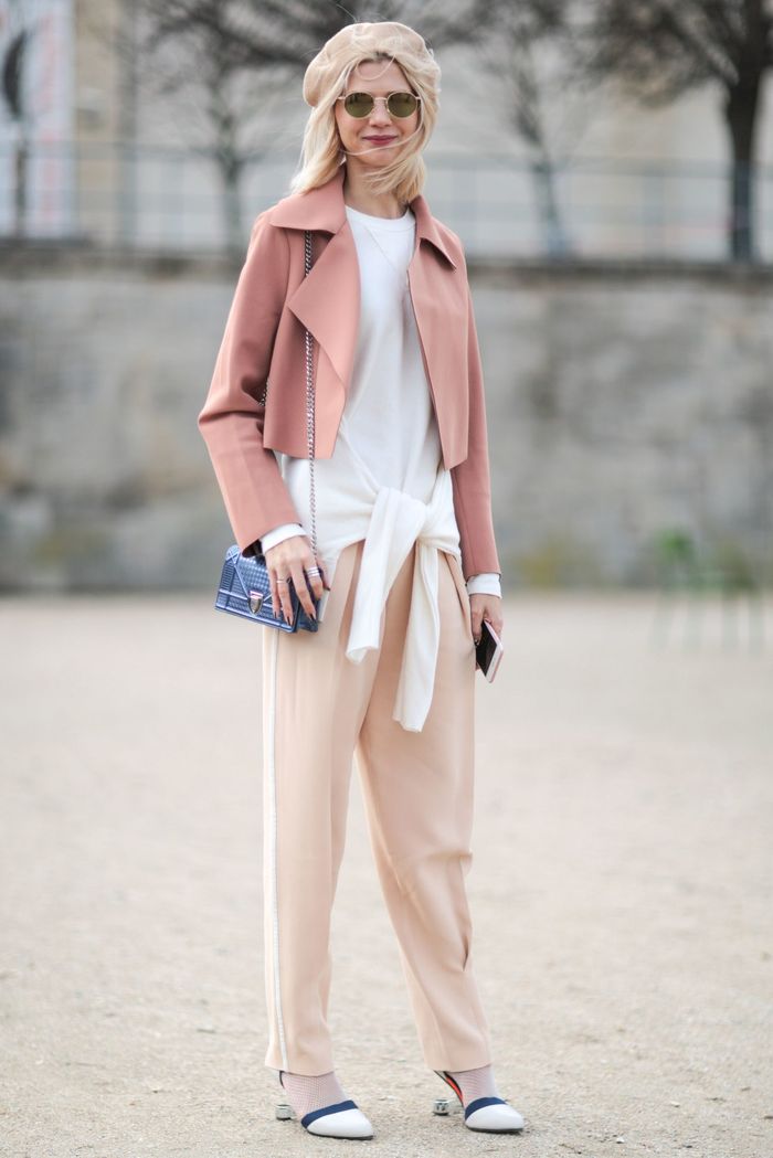 10 Inspirasi Fashion dengan Outfit Berwarna Blush Pink yang Manis ...