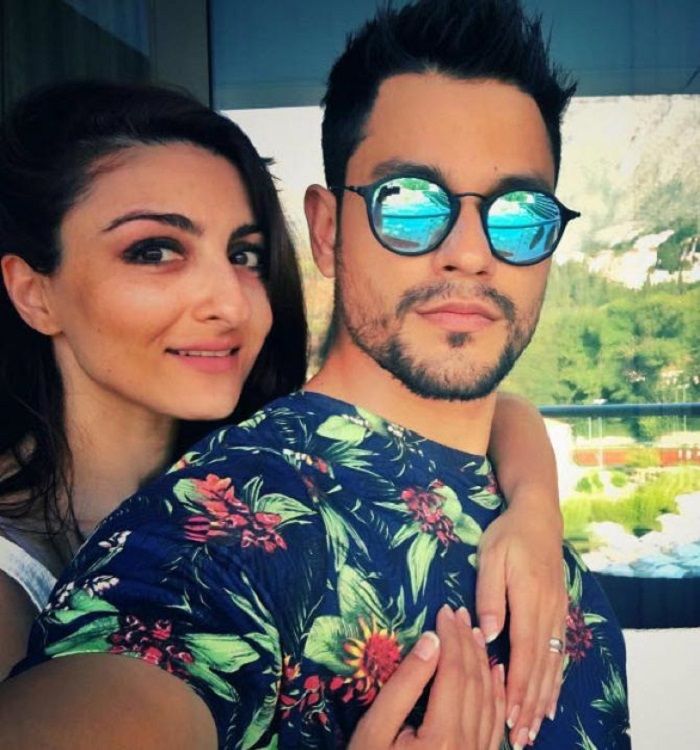 Cinta Tak Pandang Usia Aktor Bollywood Ini Nikahi Perempuan Yang Lebih