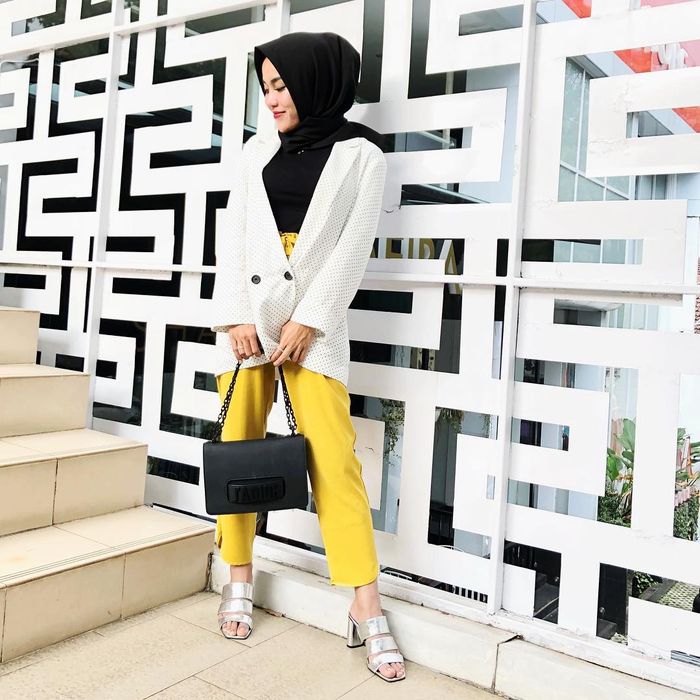 Tips Fashion Hijab dengan Outfit Warna Kuning ala Medina Zein, Biar ...