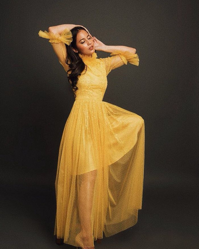 Intip Pemotretan Pevita Pearce dengan Dress Kuning yang Cerah, Bak ...