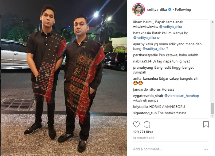 Raditya Dika Foto Bareng Adiknya, Edgar Ganteng Banget Bang!