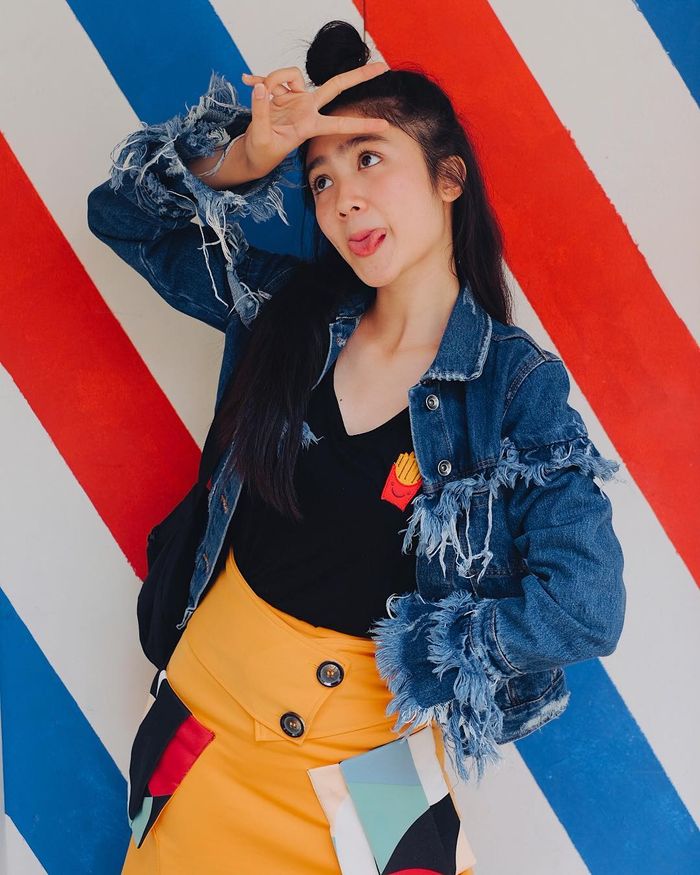 Penampilan Adorable Febby Rastanty dengan Stripe Dress dan Tas Kekinian ...