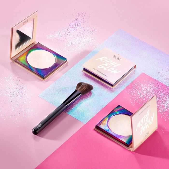 Bikin Riasan Wajah Glowing dengan 4 Rekomendasi Highlighter Lokal ...