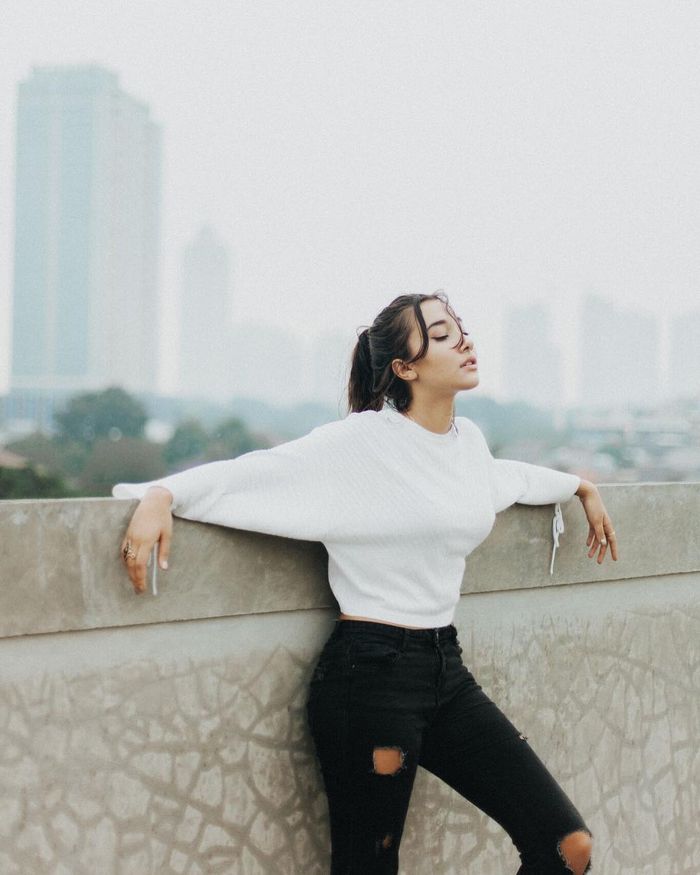 Tiru 6 Gaya Kasual Carissa Perusset, Pemeran Keara di "Antologi Rasa ...