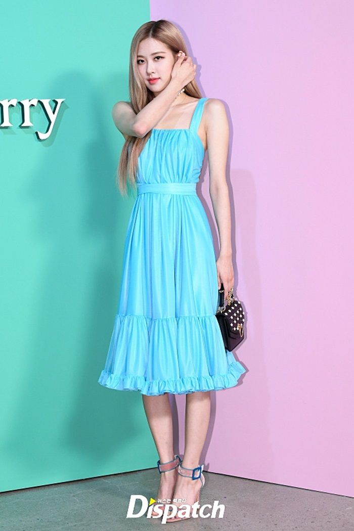 Contek Tampilan Manis Rose BLACKPINK dengan Pilihan Blue Dress Nggak ...