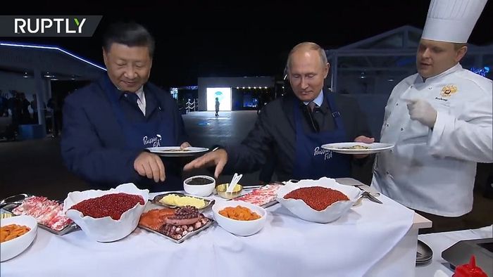 Potret 'Bromance' Vladimir Putin dan Xi Jinping, Masak Pancake Rusia ...