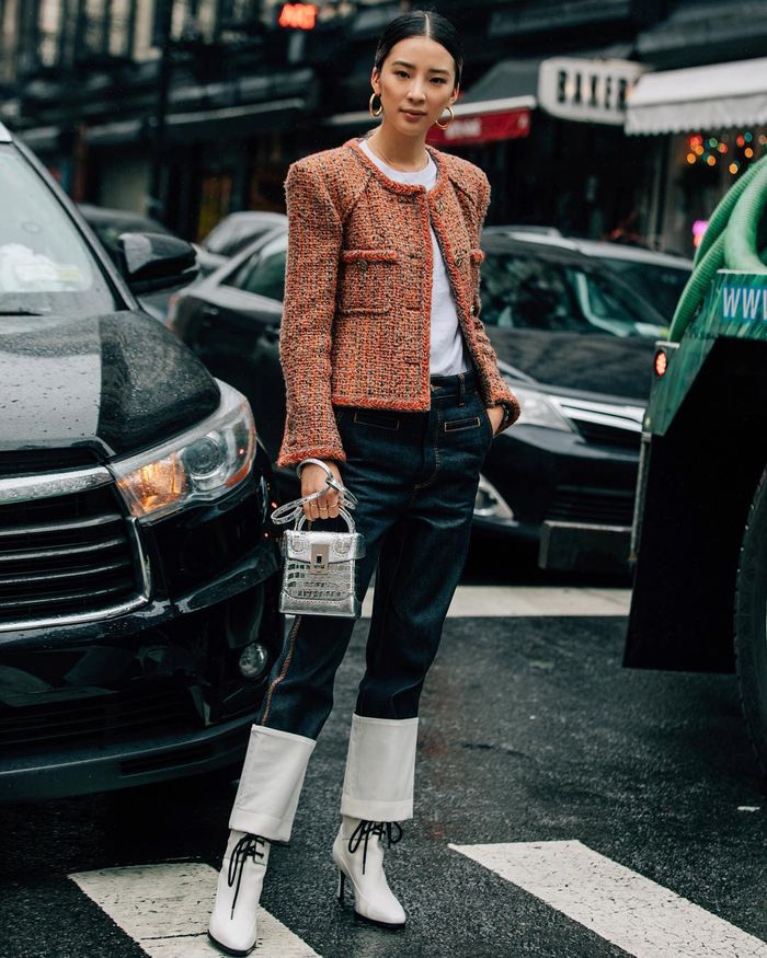 Tiru Gaya Klasik Twist Model Irene Kim Saat Hadiri New York Fashion ...