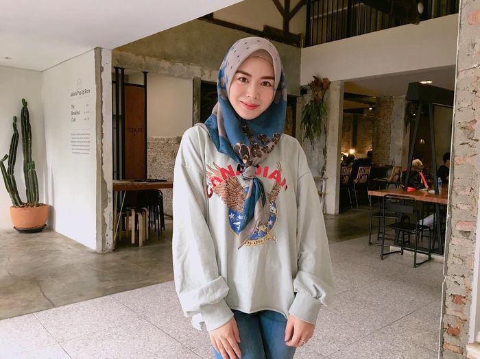 Fashion Hijab Motif Ala Selebgram Asal Korea, Ayana Moon yang Simpel! - Semua Halaman - CewekBanget