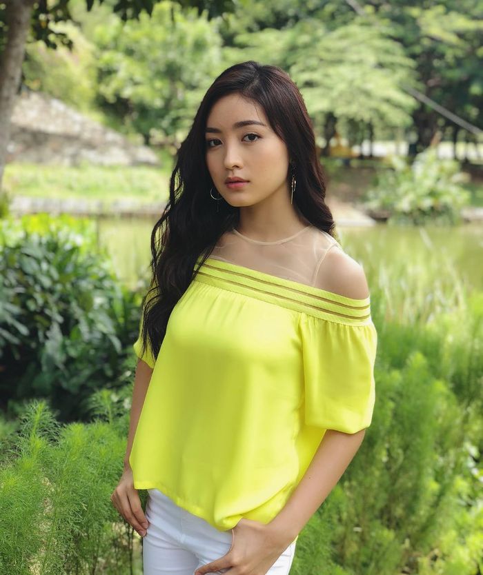 Fashion Natasha Wilona dengan Outfit Kuning yang Bisa Ditiru. Chic ...