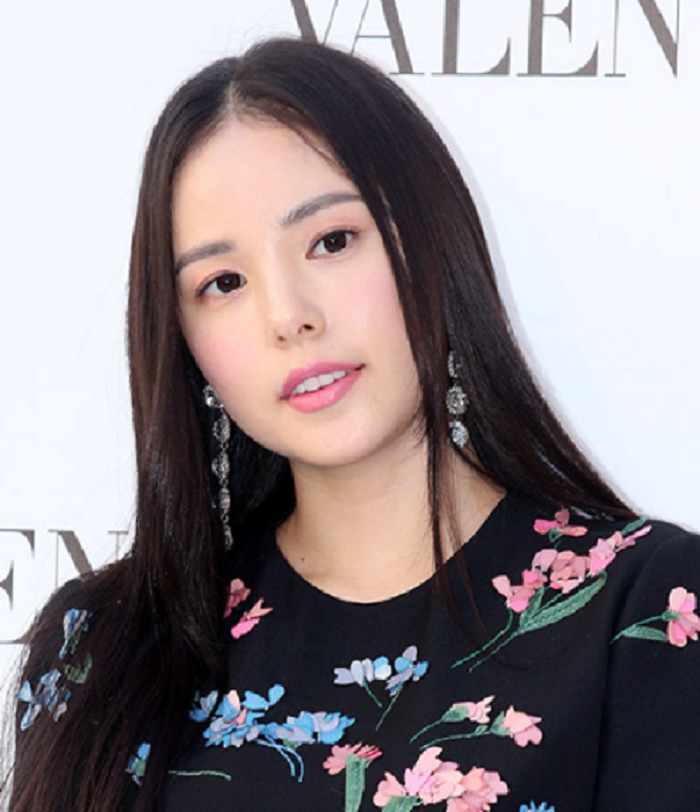 Min Hyo Rin Tampil Perdana di Hadapan Publik Pasca Menikah dengan ...