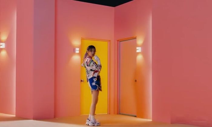 Tampil Playful dengan Outfit Colorful Ala IU di MV 'BBI BBI'! - CewekBanget