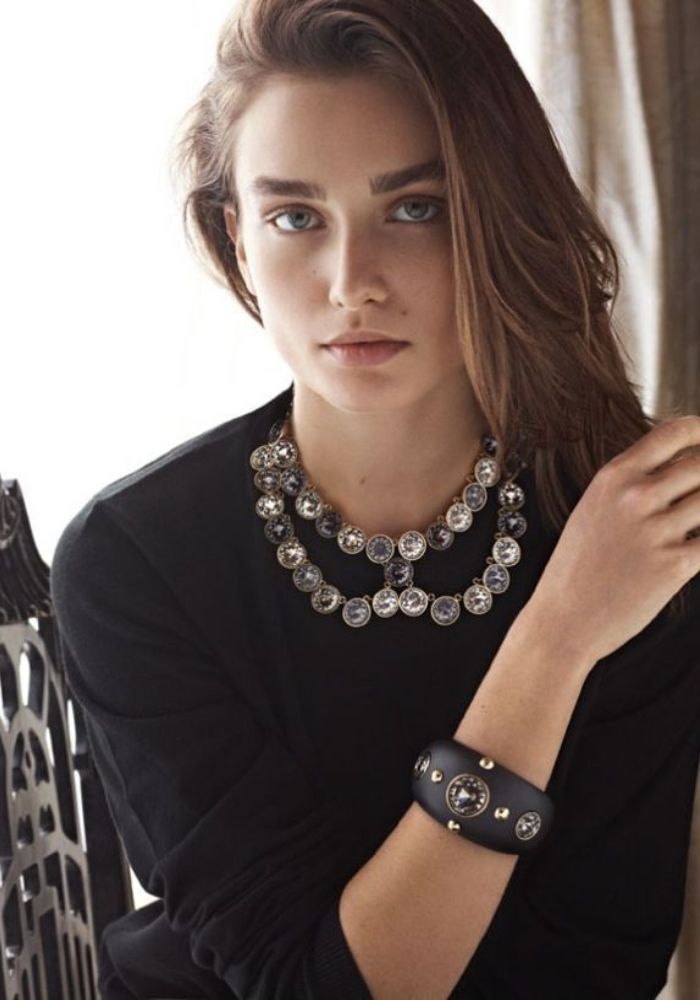 Pilihan Model Kalung yang Sesuai dengan Berbagai Tipe Kerah Baju - Stylo