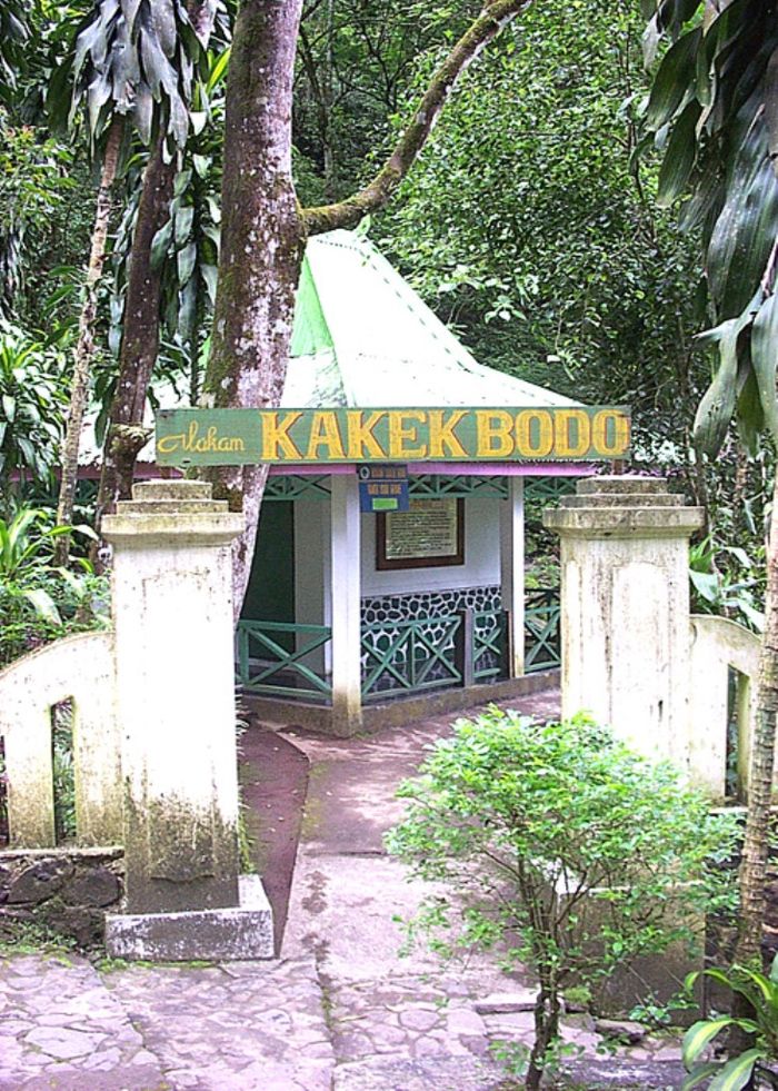 Mengunjungi Air Terjun dan Makam 'Kakek Bodo' di Tretes Jawa Timur ...