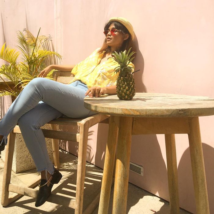 5 Cara Seru Tampil Modis dengan Outfit Kuning Ala Citra Scholastika ...