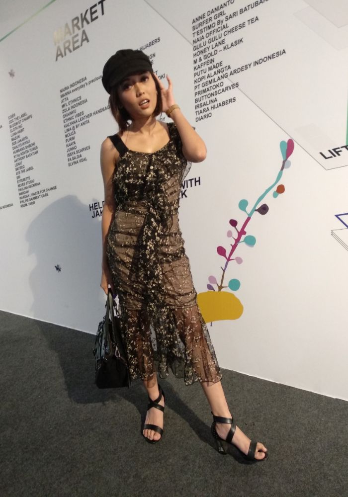 Stylo of The Day, Gaya Feminin Edgy dengan Sheer Dress ala Angel Lydia ...