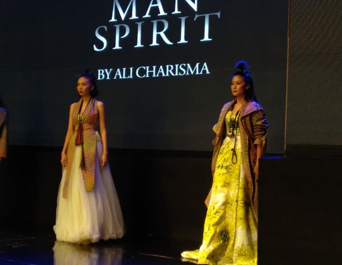 Koleksi Terbaru Ali Charisma Bertajuk Earth Man Spirit di Jogja Fashion ...