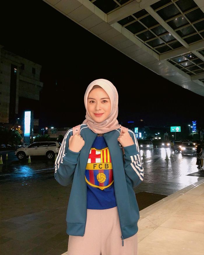 7 Inspirasi Fashion dengan Outer Buat Para Hijabers Ala Selebgram Korea, Ayana Moon! - CewekBanget