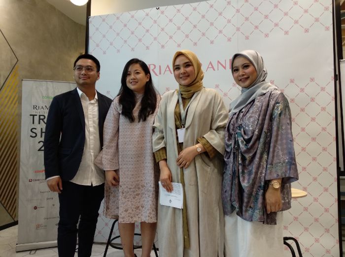 Stylo of The Day, Gaya Hijab Santun dengan Rok dan Outer ala Ria ...