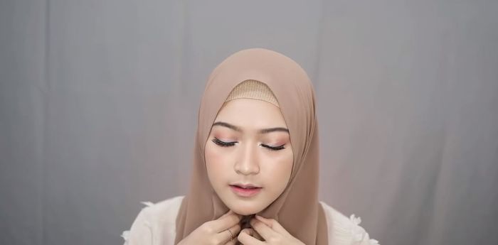 Tutorial Hijab Pashmina yang Mudah Dicontek dan Menutupi Dada - Stylo