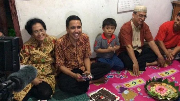 9 Tahun Cerai Usai Derita Tumor Otak, Begini Kabar Anak Gugun Gondrong ... 9 Tahun Cerai Usai Derita Tumor Otak, Begini Kabar Anak Gugun Gondrong ...