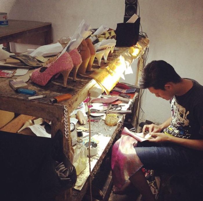 Cerita Rumitnya Proses Pembuatan Sepatu Custom yang Dijual di Instagram ...