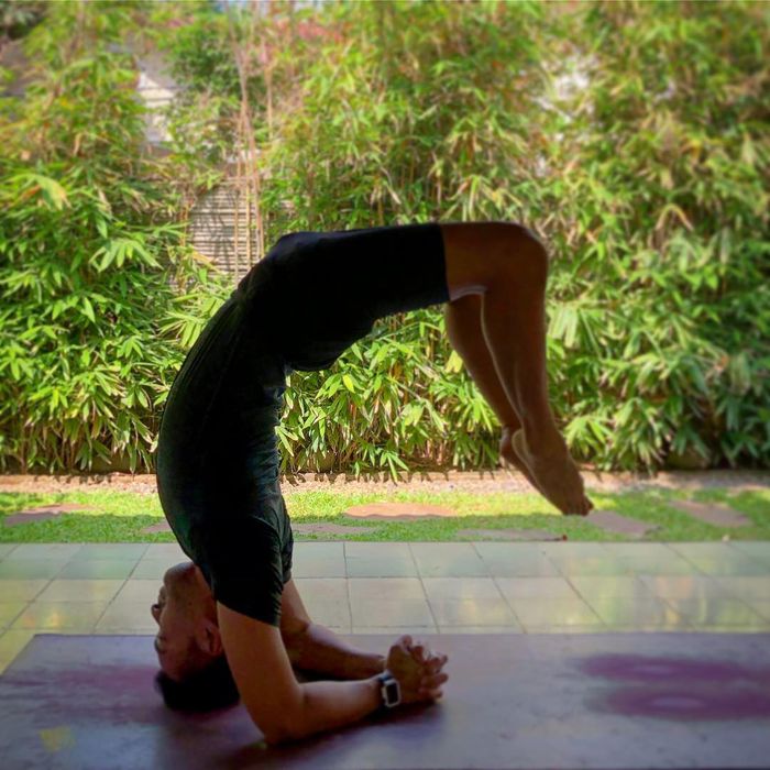 Jadi Instruktur Yoga Sejak 2004, Anjasmara Melatih Yoga Hingga ke Dubai ...