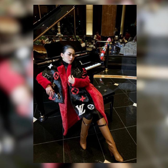 Gaya Cetar Syahrin saat Pakai Syal Bulu Harga Puluhan Juta Rupiah - Stylo