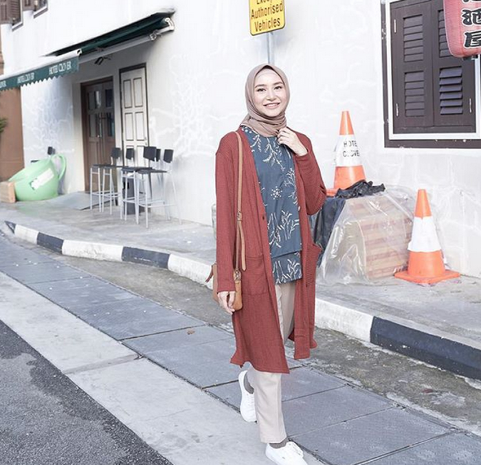 5 Gaya Fashion Hijab Kasual Kece dengan Outer Ala Selebgram Bahjatina - Semua Halaman - CewekBanget