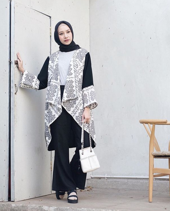 5 Gaya Fashion Hijab Kasual Kece dengan Outer Ala Selebgram Bahjatina - Semua Halaman - CewekBanget