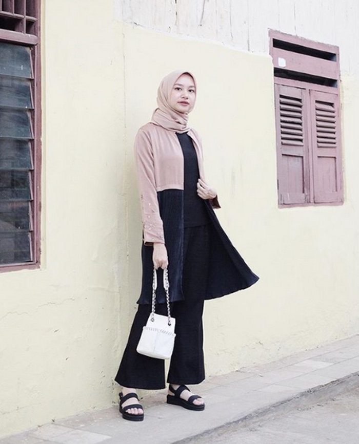 5 Gaya Fashion Hijab Kasual Kece dengan Outer Ala Selebgram Bahjatina - Semua Halaman - CewekBanget