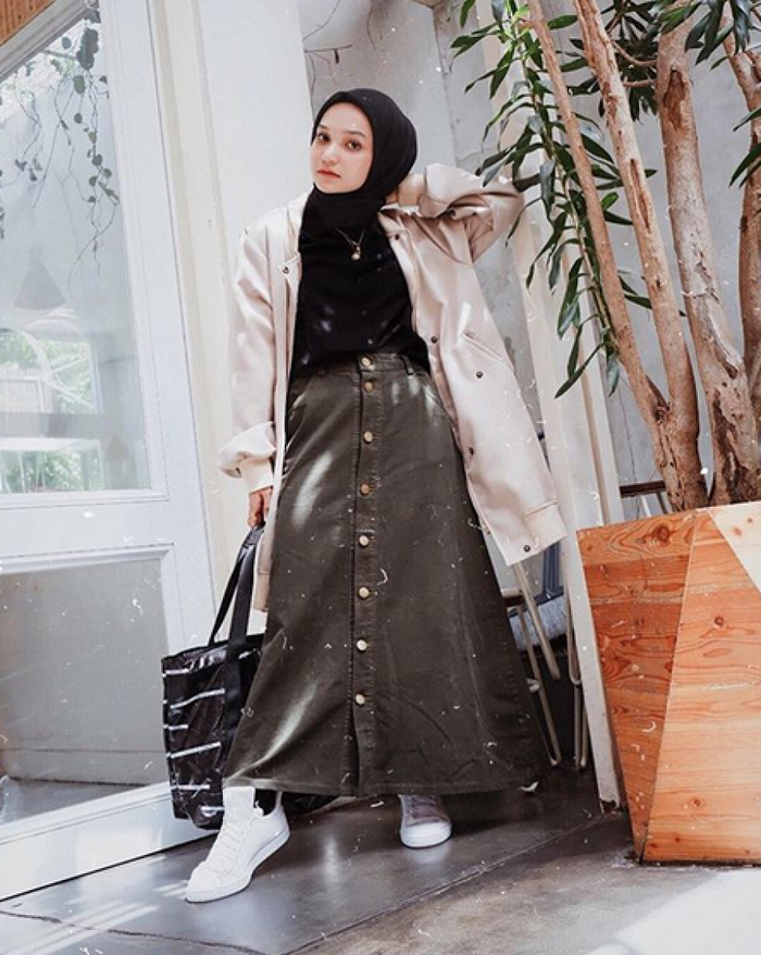 5 Maxi Skirt Modis untuk ke Kampus Ala Selebgram Hijab Soraya Ulfa - CewekBanget