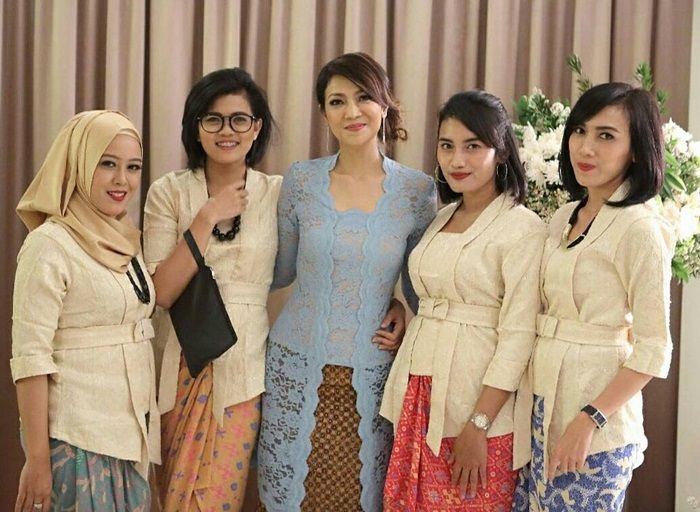 Adu Gaya Kebaya Moderator Debat Capres Ira Koesno dan Anisha Dasuki ...