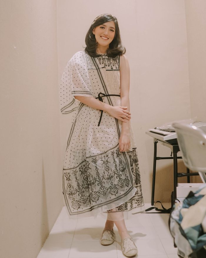 6 Gaya Manis Ify Alyssa dengan Dress Buat Ide Outfit Kondangan! - CewekBanget