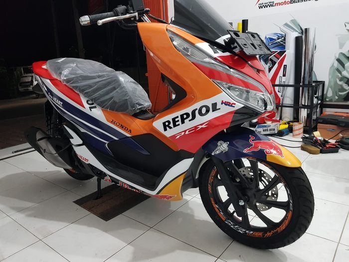 Mejeng di Truk Dealer, Begini Tampilan PCX Terbaru Livery Repsol Honda ...