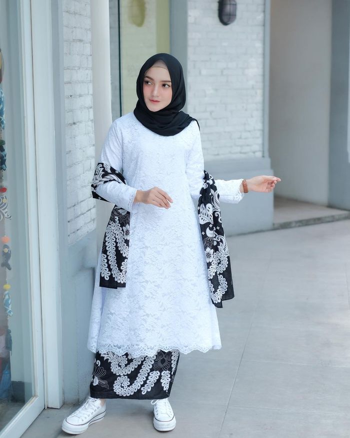 Selebgram Hijab Manis Ini Punya 5 Ide Kebaya & Batik Untuk Kondangan ...