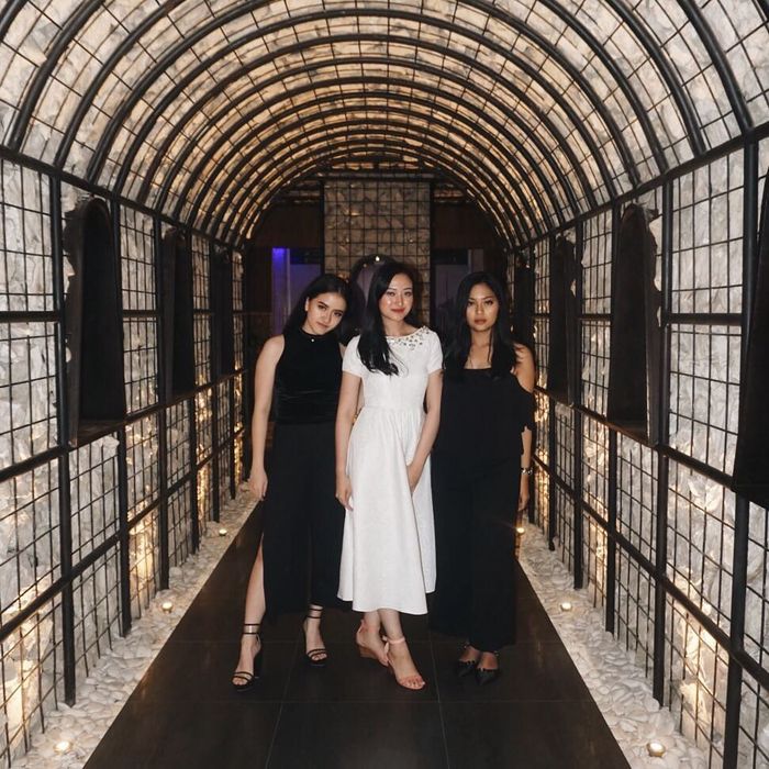 Ini 7 Gaya Kondangan Putri Modayanti, Anak Sandy Harun yang Manis ...