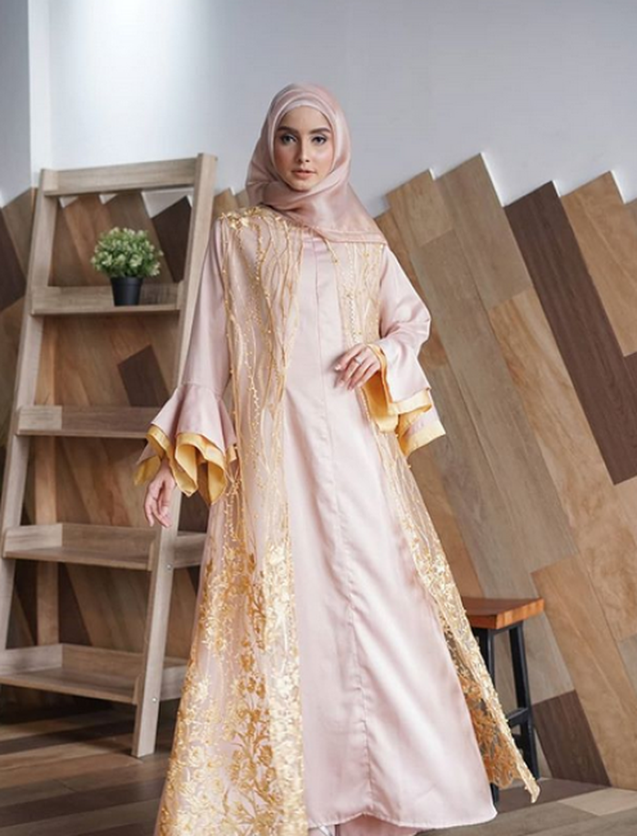 5 Ide Tulle Dress Warna Gold yang Elegan Dipakai Saat Kondangan ...