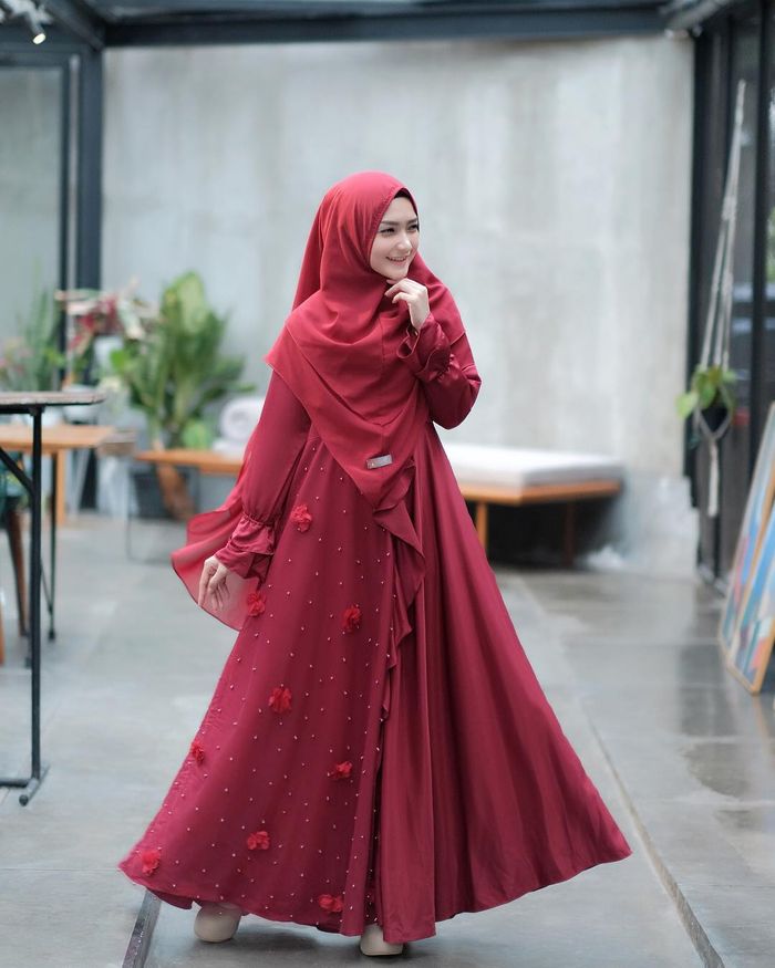 Kasual Hingga Buat Kondangan, Ini 6 Dress Merah Selebgram Hijab. Chic ...
