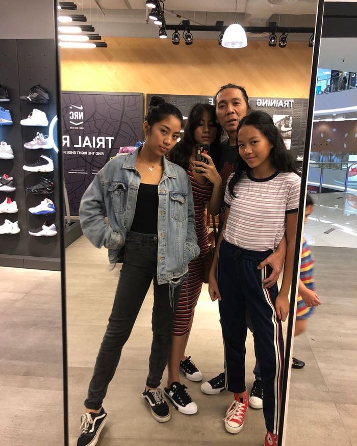 8 Foto Kompak Bimbim 'Slank', Putri Sulungnya, Mezzaluna & Keluarga. Sweet! - CewekBanget